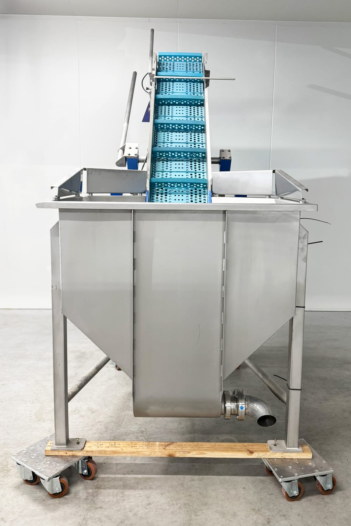 Conveyor belt with tray - IB Food-Machines